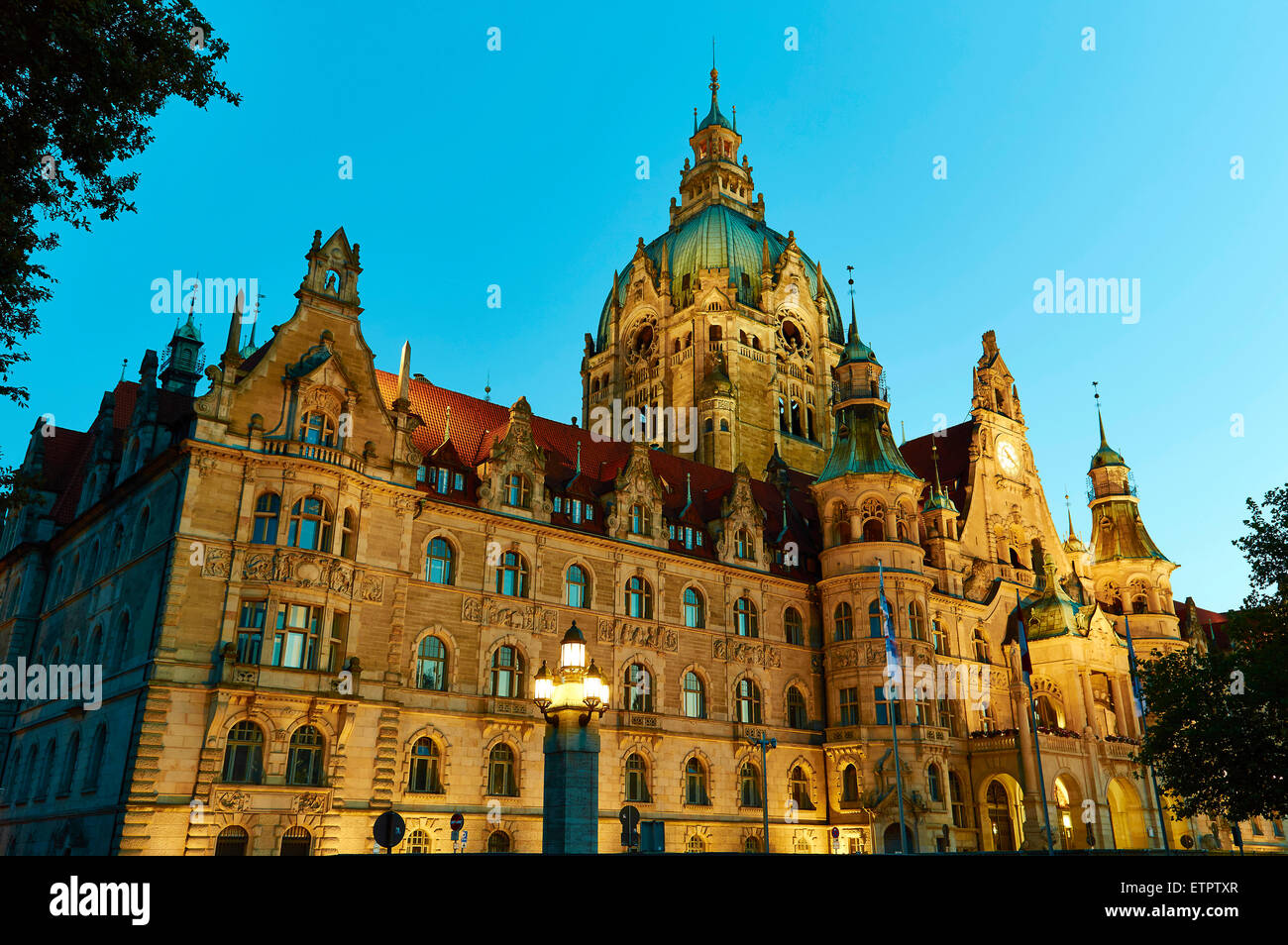 Neues Rathaus (New city hall), Hannover, evening atmosphere Stock Photo ...