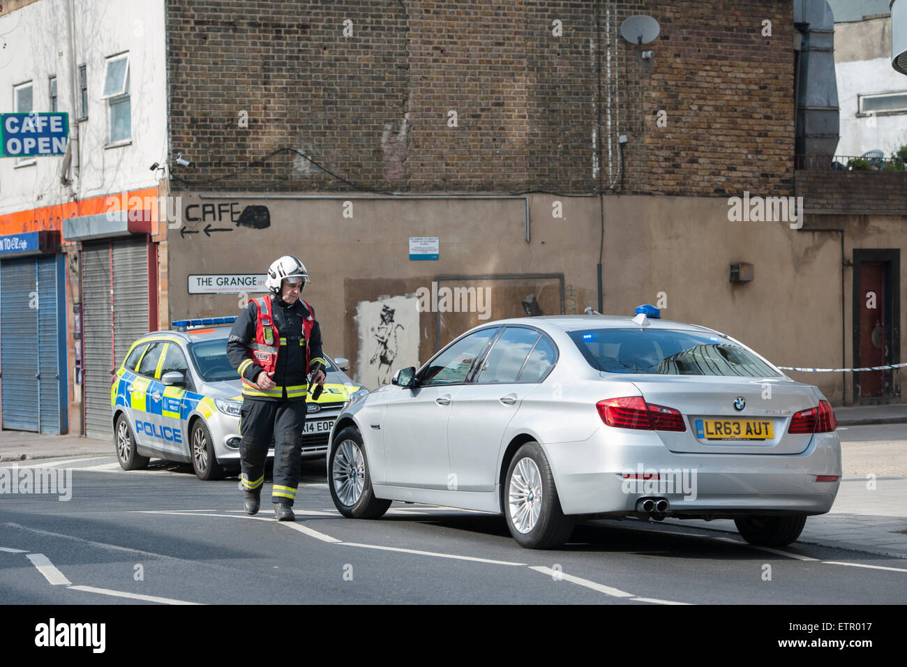 Police man the inner cordon on the Grange in London's Bermondsey ...