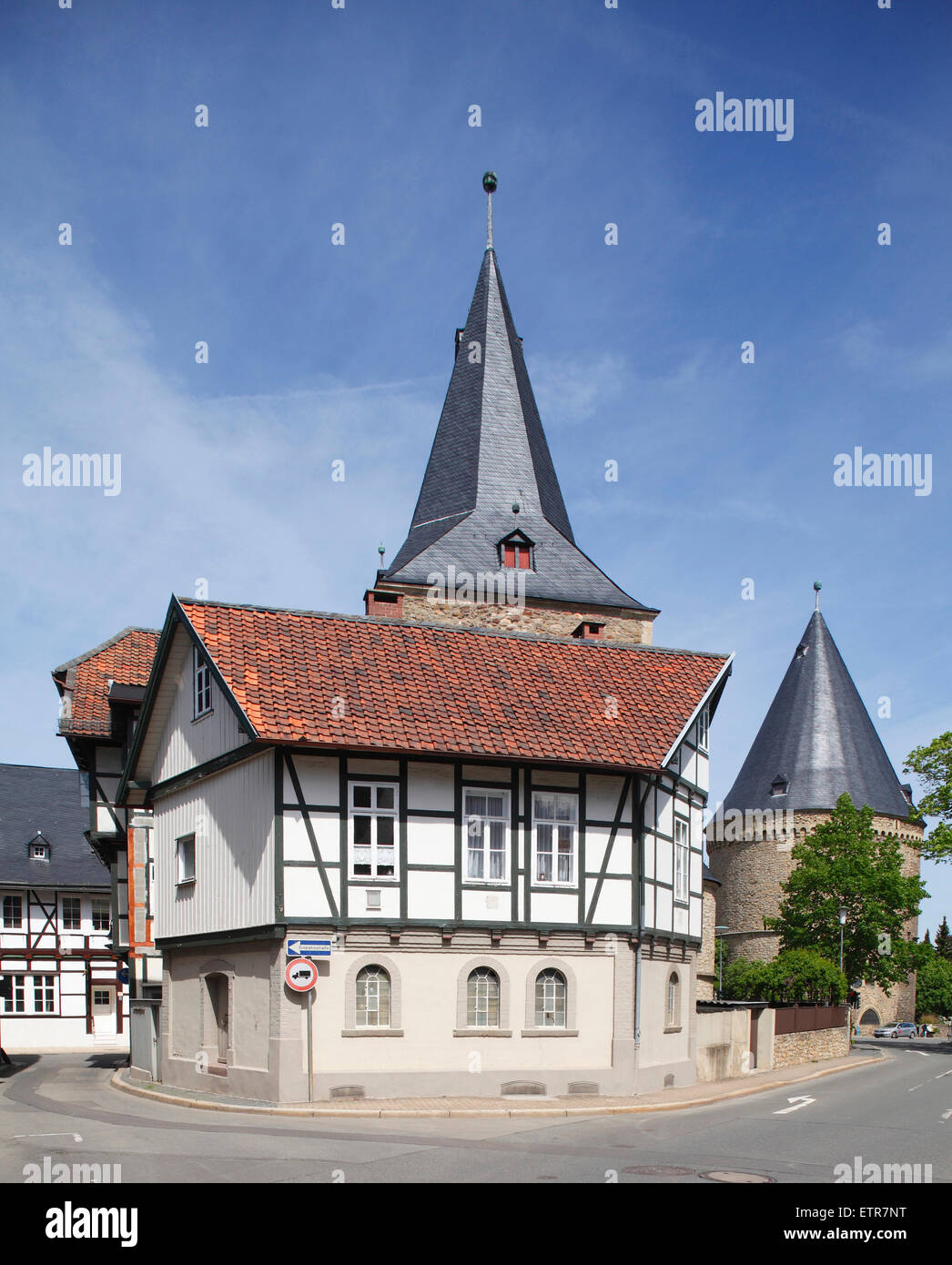 Goslar,das Breite Tor (city gate) with half-timbered house Stock Photo ...