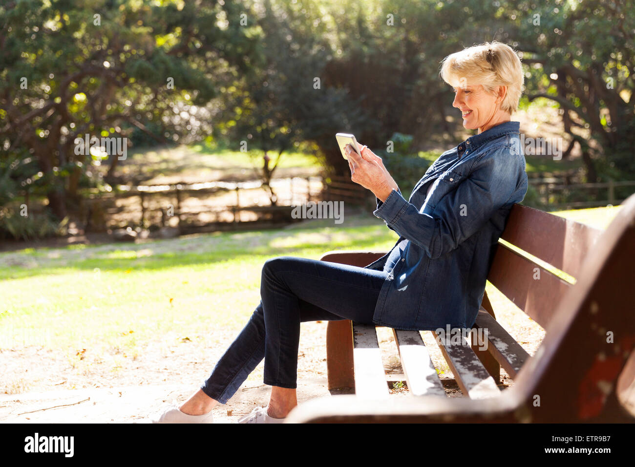 Woman middle aged phone hi-res stock photography and images - Alamy