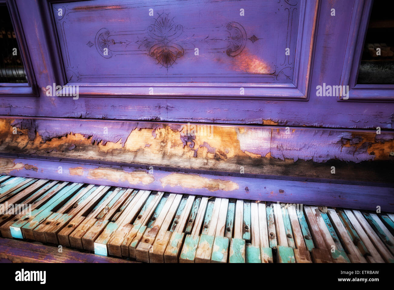 Old broken piano Stock Photo - Alamy