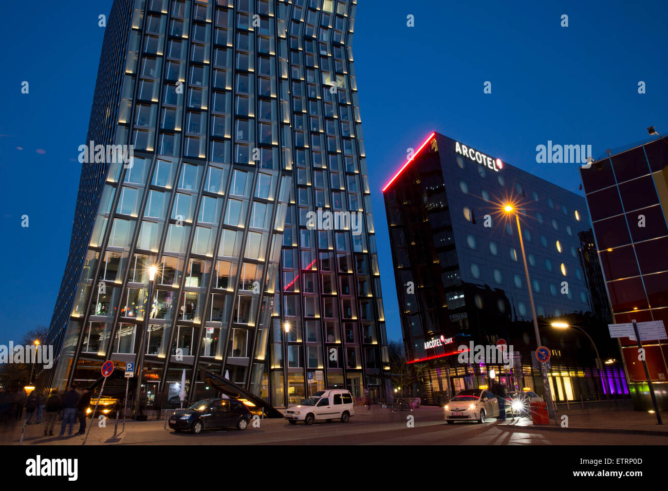 Reeperbahn with Nightclub Mojo Club in front of the Tanzende Türme in ...
