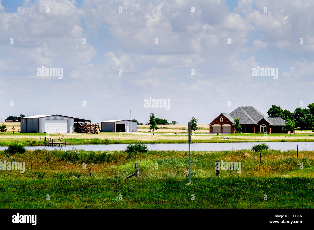 Modern farm outbuilding hi-res stock photography and images - Alamy