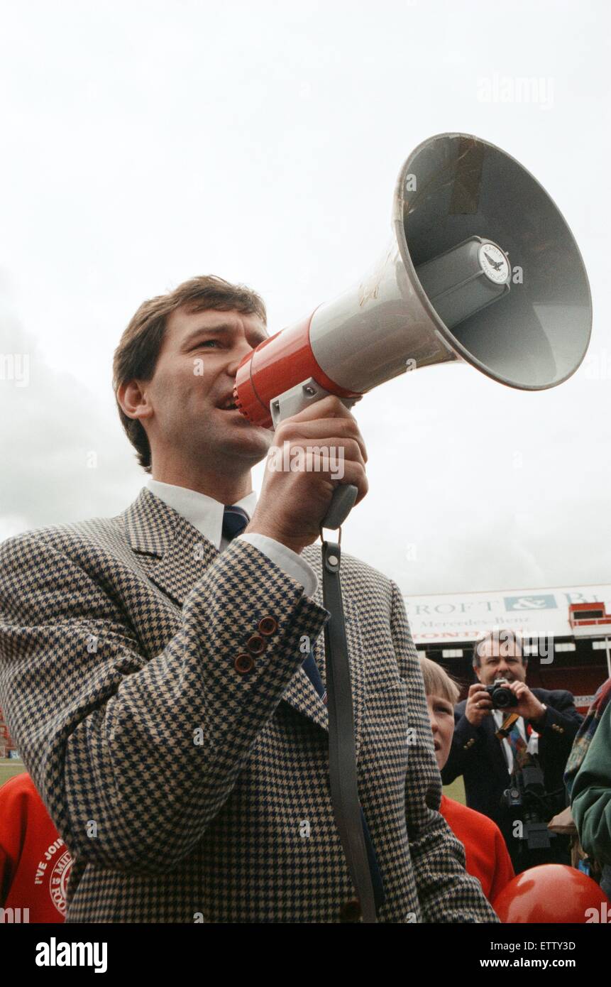 Bryan Robson being unveiled as the new Manager for Middlesbrough F.C ...
