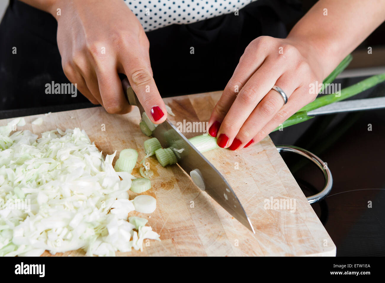 Woman's hands cutting spring onions Stock Photo - Alamy