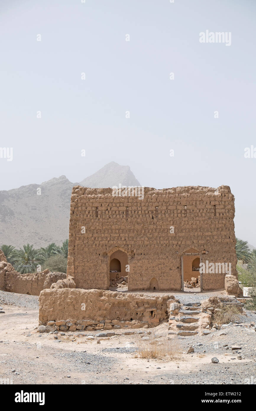 Oman, Tanuf, destroyed loam house settlement Stock Photo - Alamy