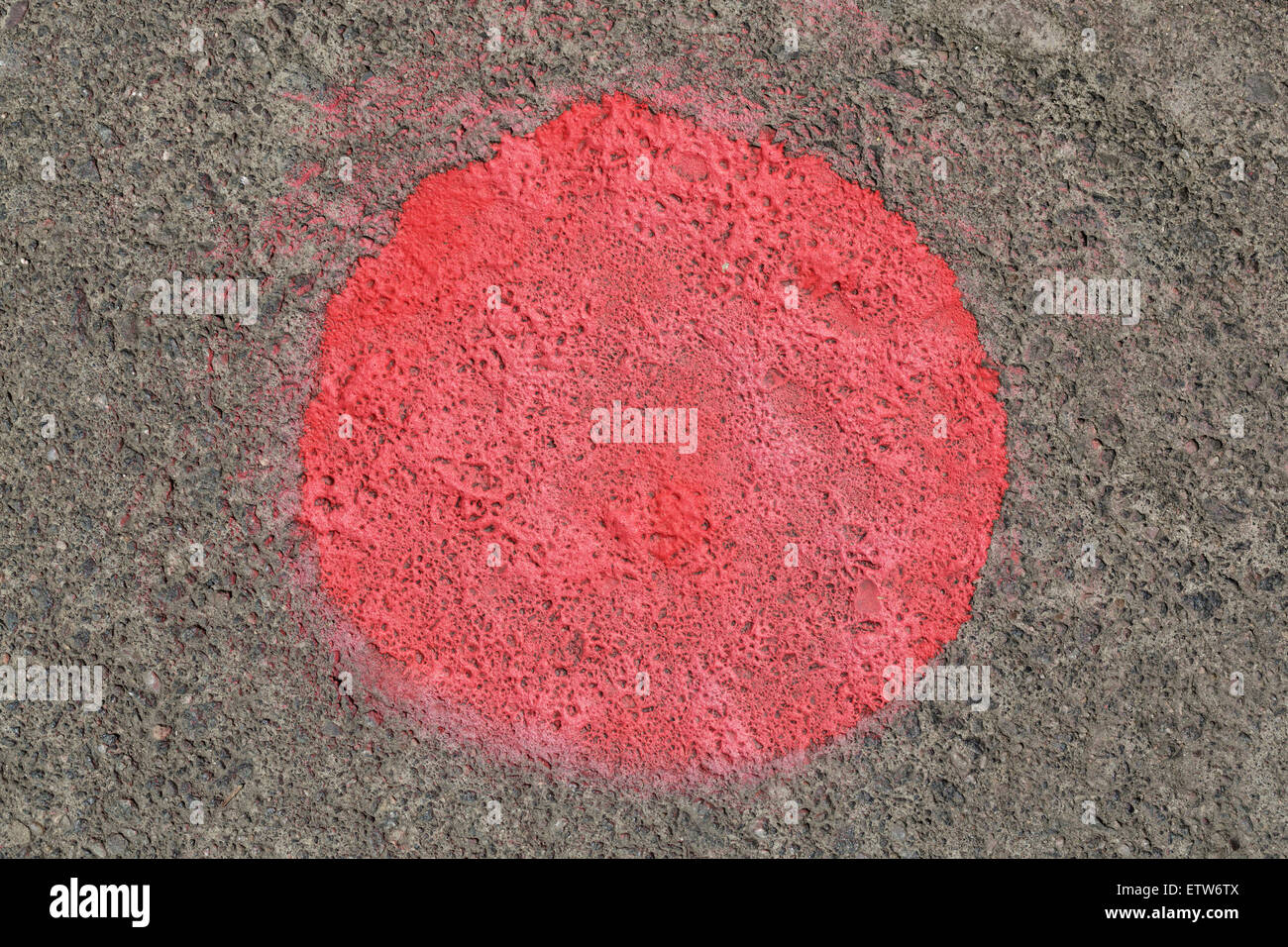 Red paint circle hi-res stock photography and images - Alamy