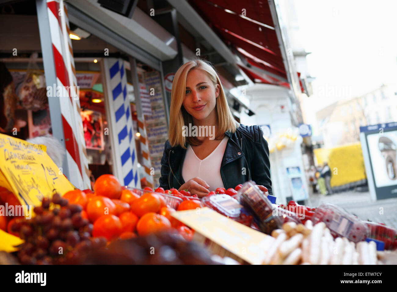 Weekly market hi-res stock photography and images - Alamy