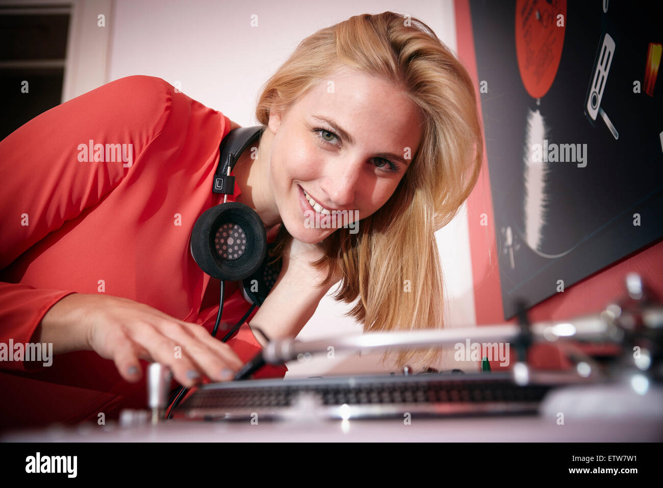 Red record player hi-res stock photography and images - Alamy