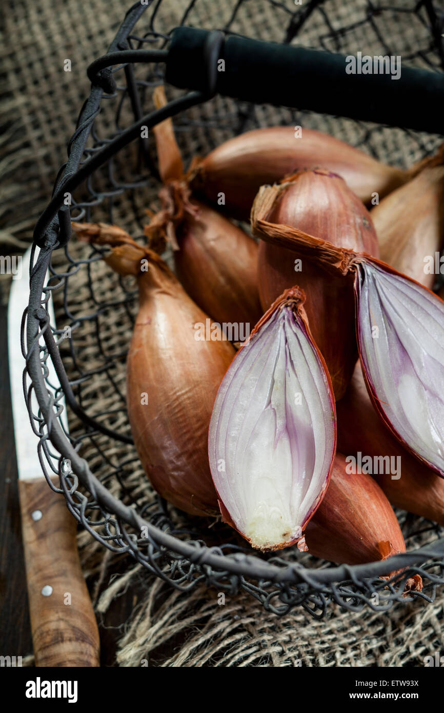 Sliced and whole shallots in a wire basket Stock Photo - Alamy