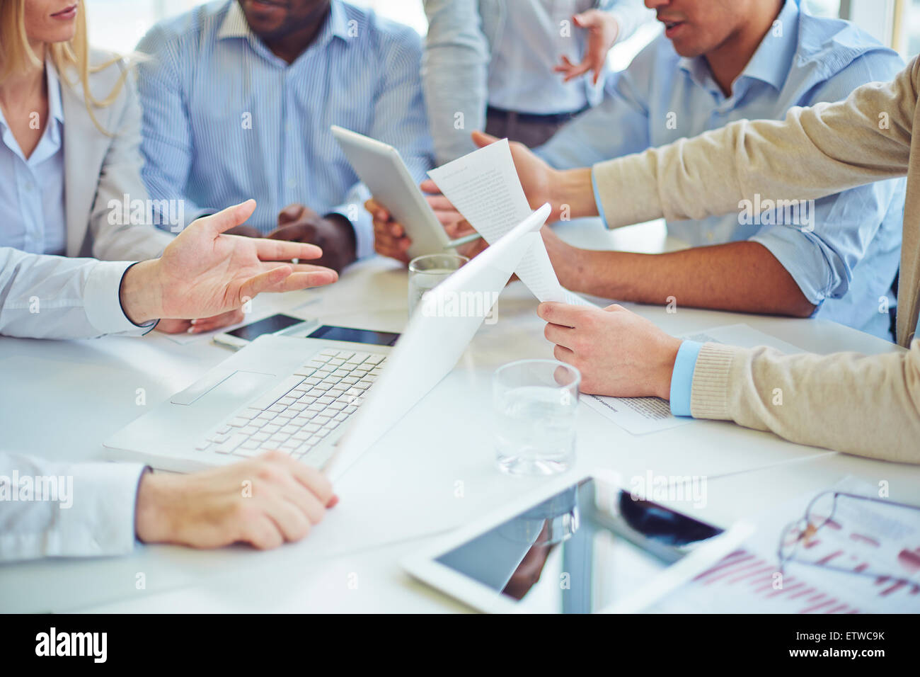 Paper discussion hi-res stock photography and images - Alamy