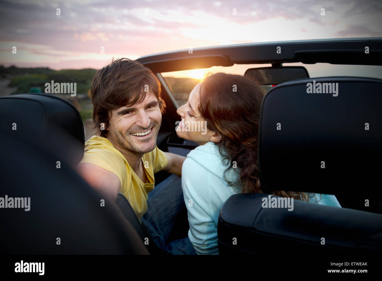 Convertible car coast sea couple hi-res stock photography and images ...