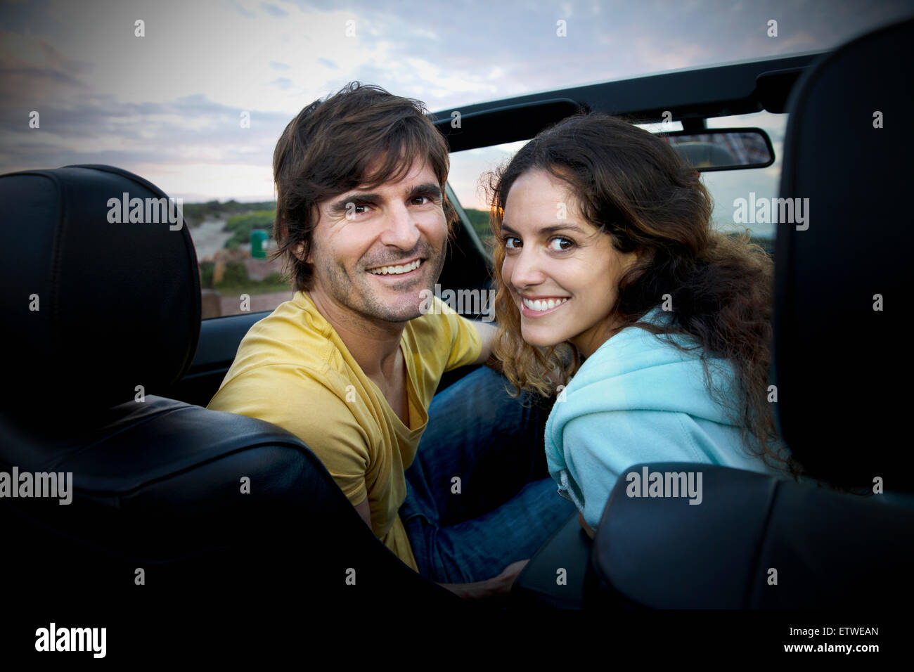 Convertible car coast sea couple hi-res stock photography and images ...