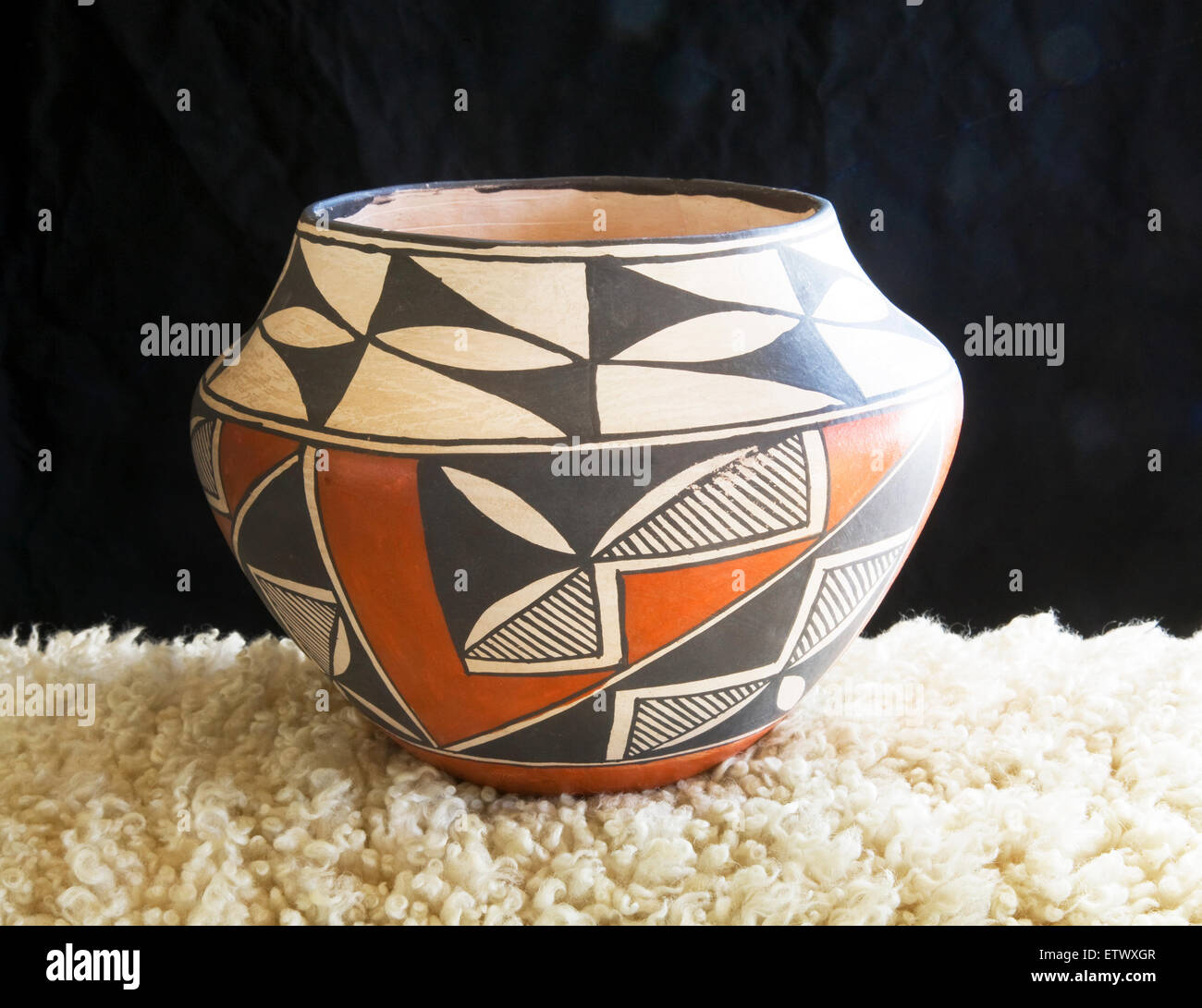 Acoma pueblo indian pottery hi-res stock photography and images - Alamy