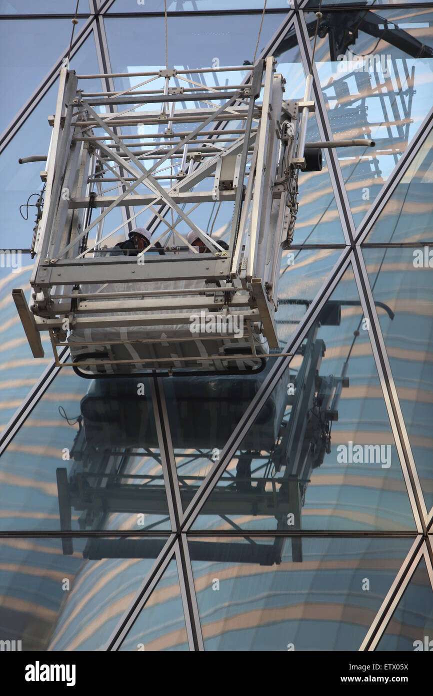 Facade cleaning on a skyscraper facade hi-res stock photography and ...