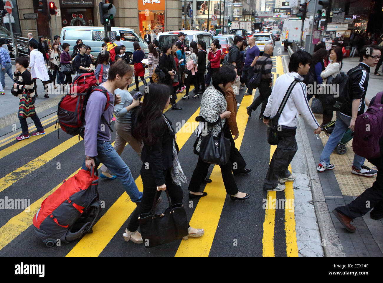 Chinese people cross a pedestrian crossing hi-res stock photography and ...