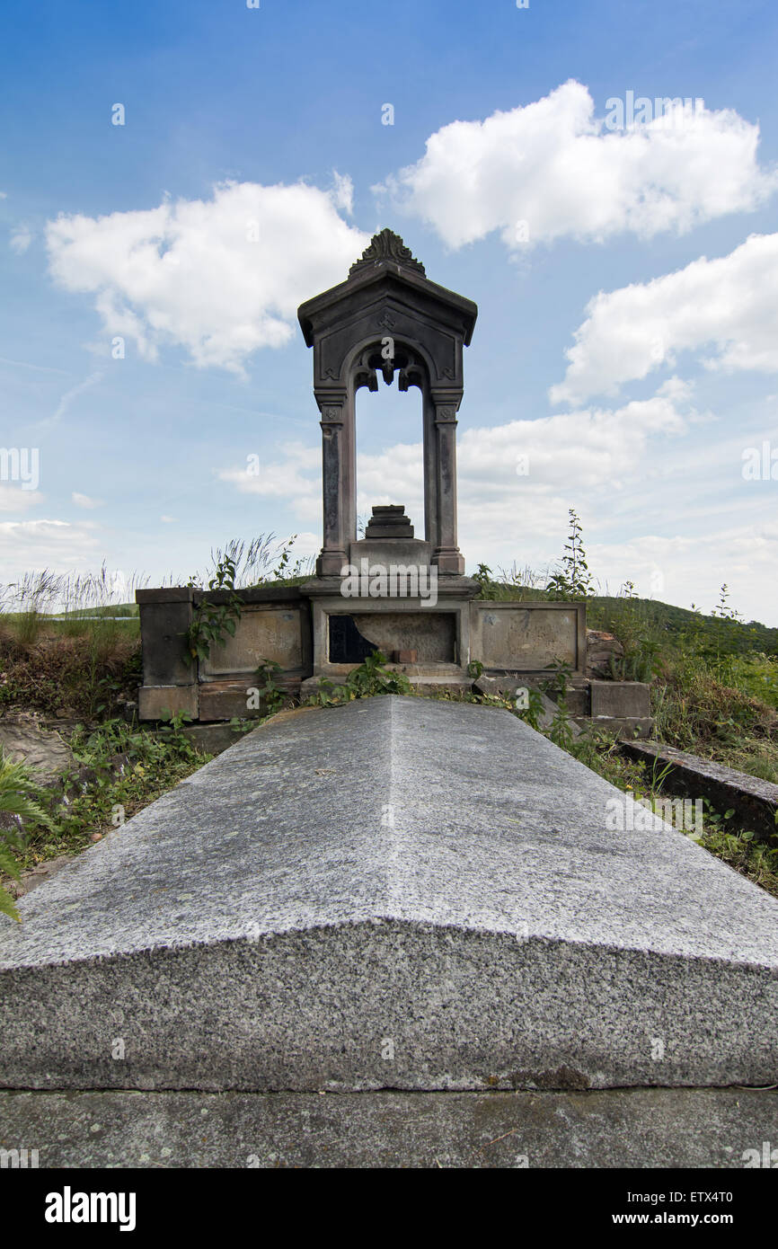 Old cemetery grave graveyard tomb hi-res stock photography and images ...