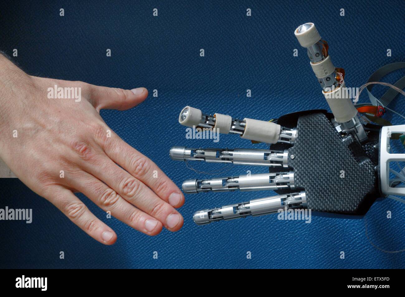 Advanced School St.Anna of Pisa (Italy), mechatronic prosthesis to ...