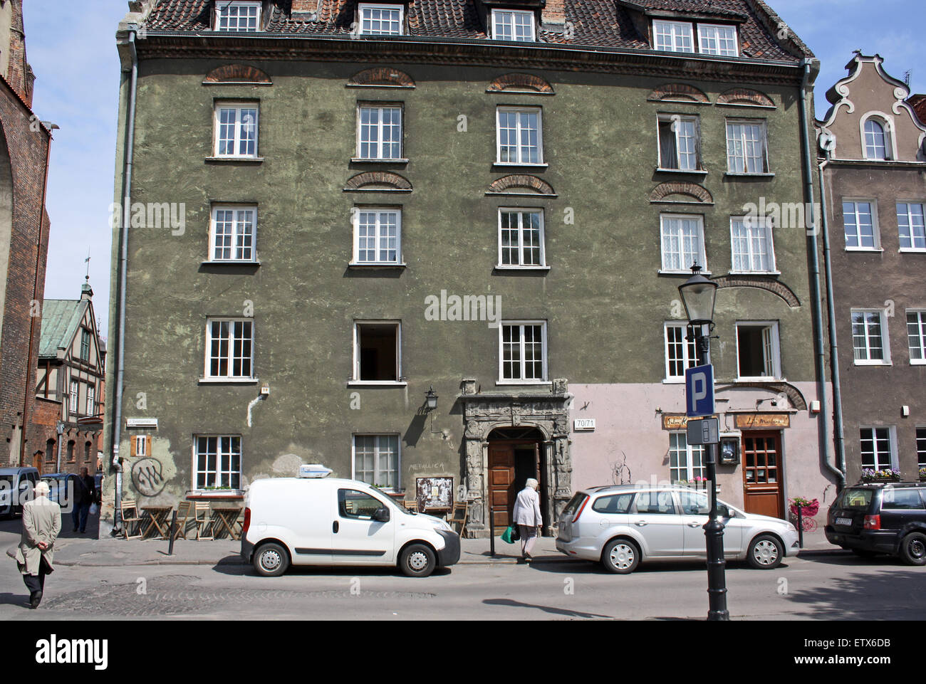 Gdansk, Danzig, neglected apartment building Stock Photo - Alamy