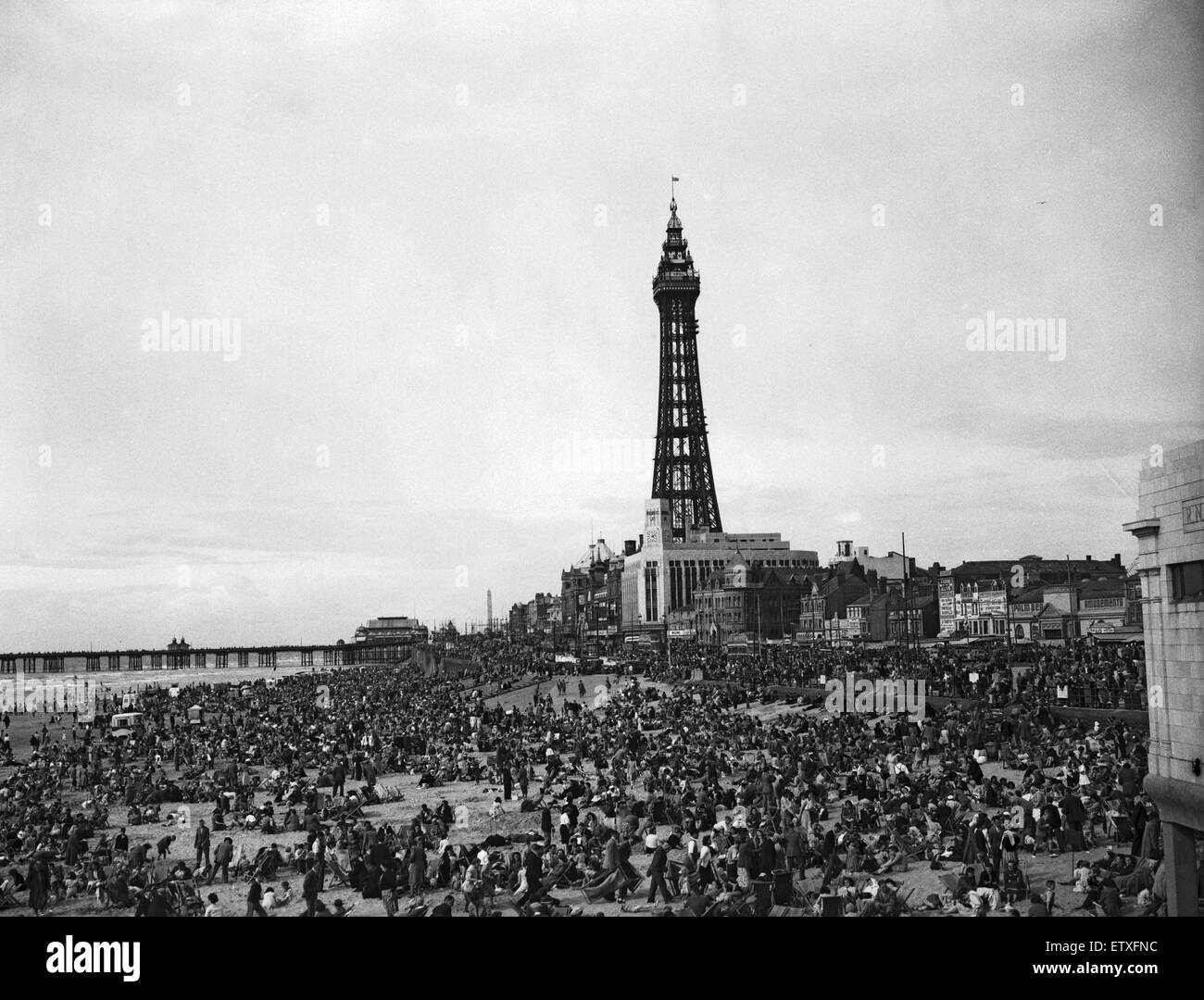 Busy beach blackpool Black and White Stock Photos & Images - Alamy
