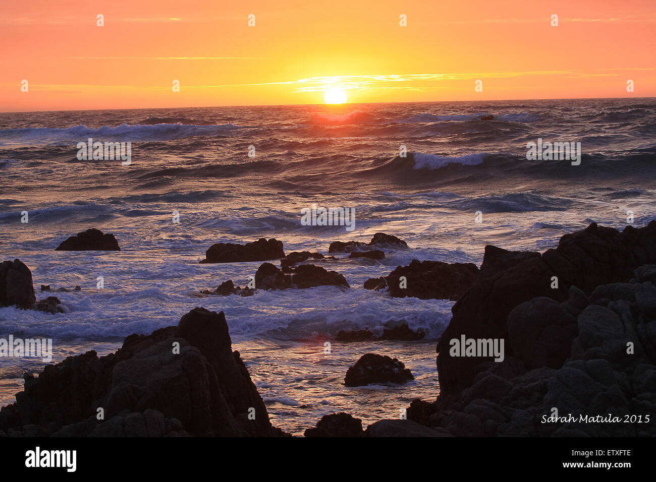 Waves over rocks hi-res stock photography and images - Alamy