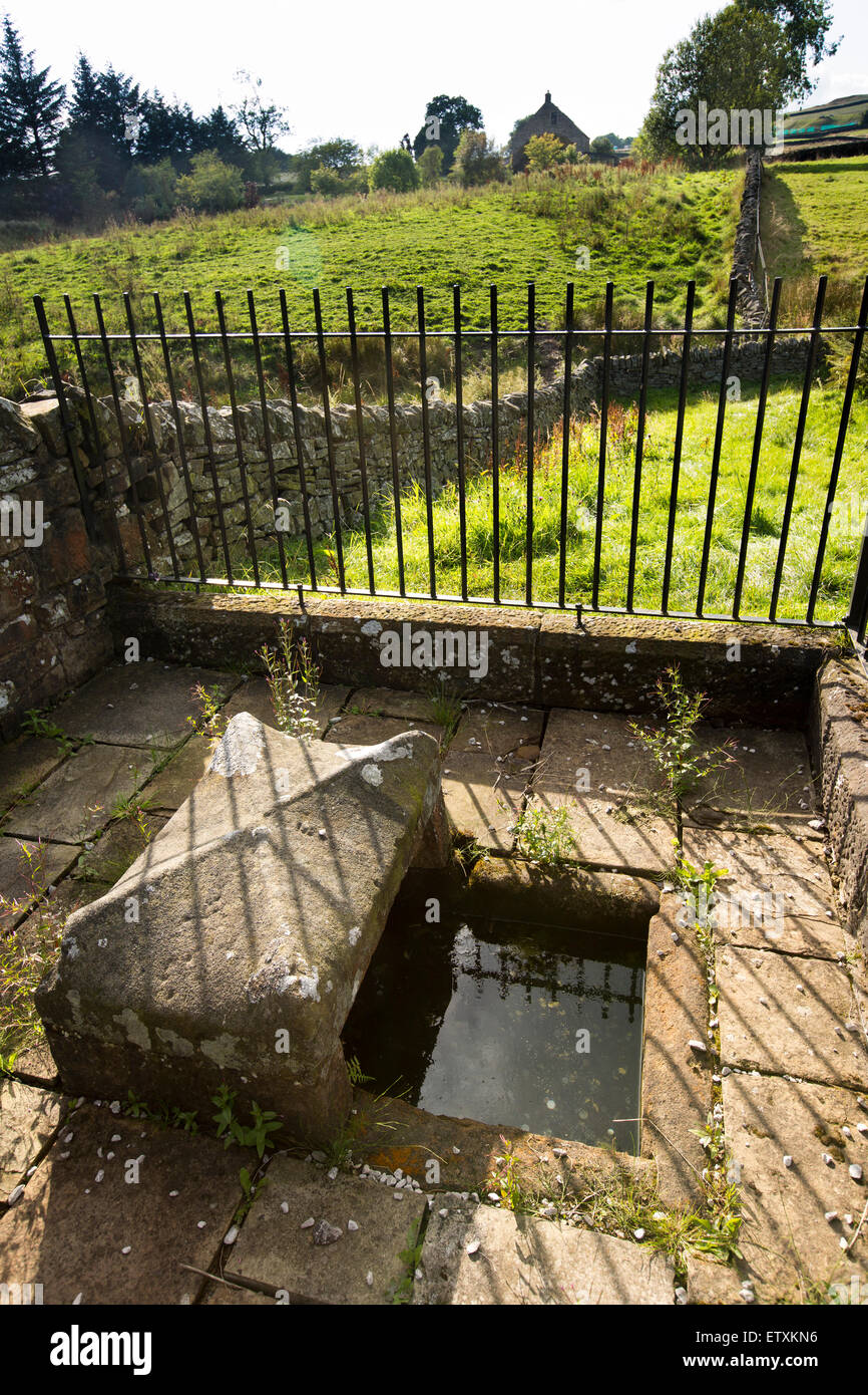 UK, England, Derbyshire, Eyam, Mompesson’s Well, old packhorse drinking ...