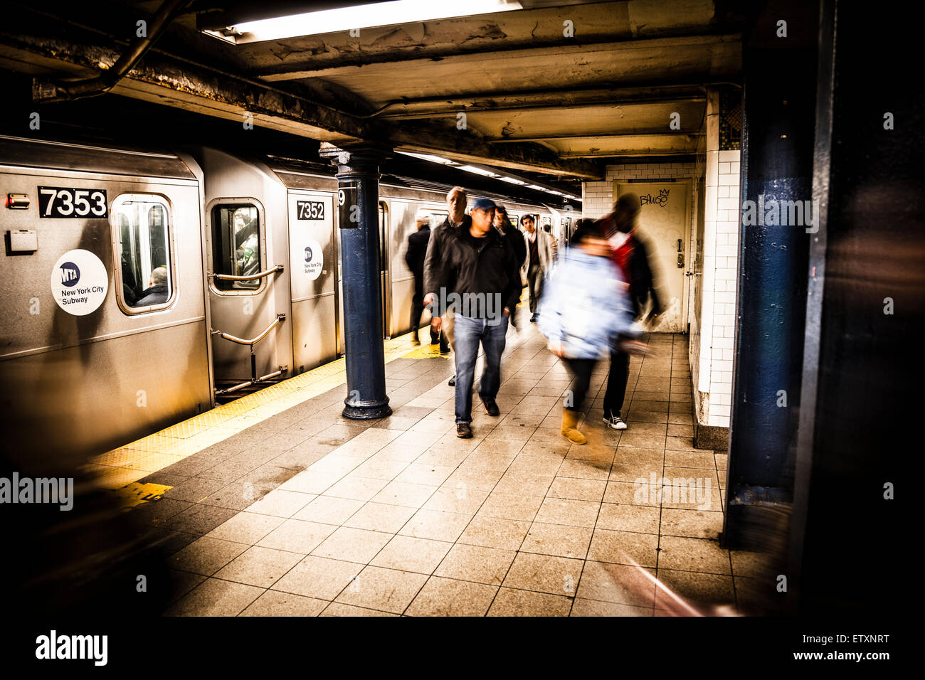 People wait for subway train in New York City Stock Photo - Alamy