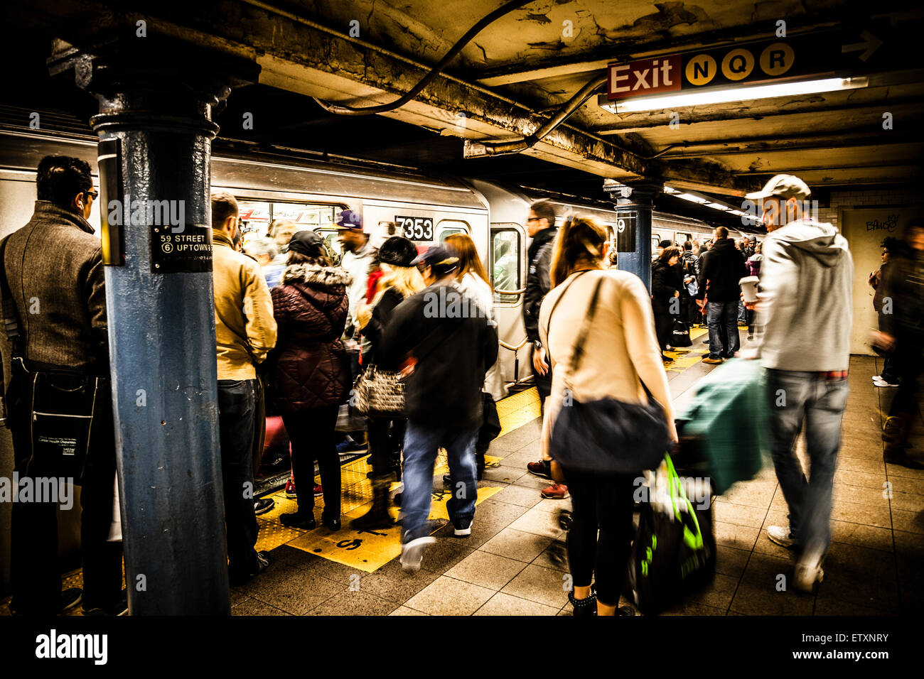 People wait for subway train in New York City Stock Photo - Alamy