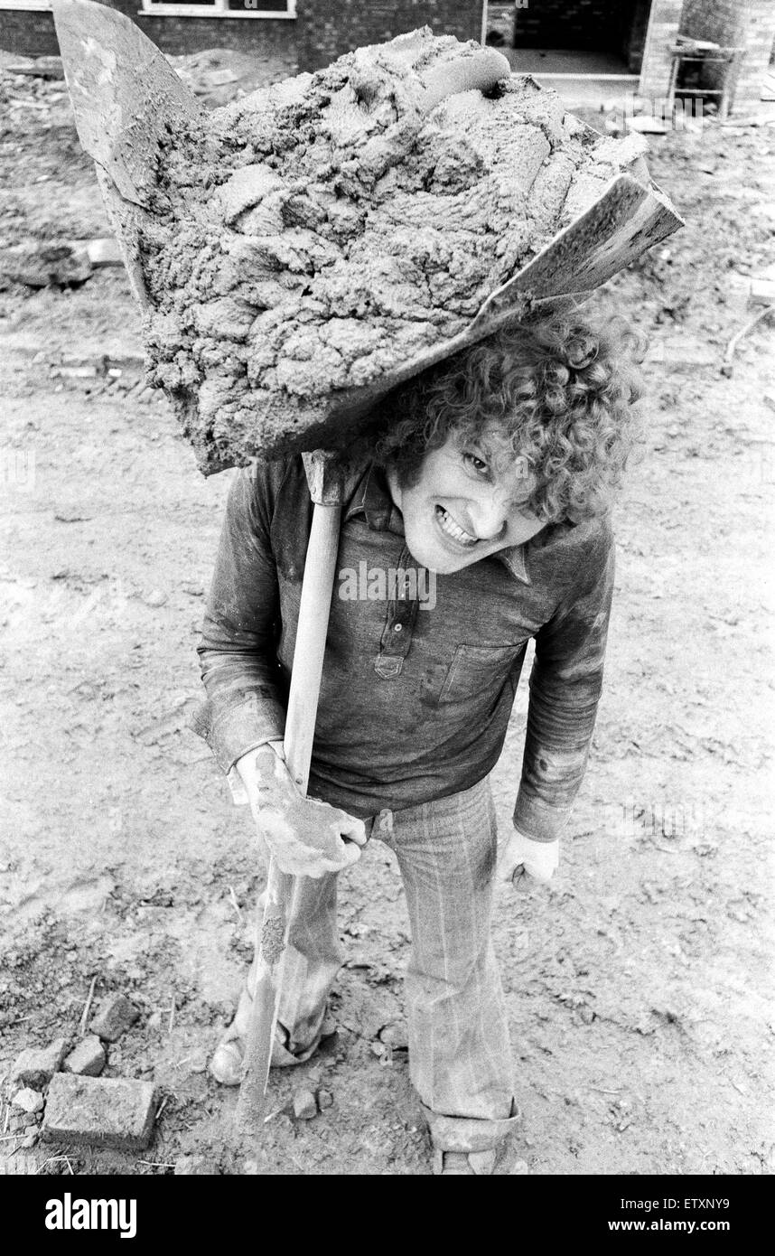 Max Quarterman, the 33 year old plasterer's mate who earns up to £400 a ...