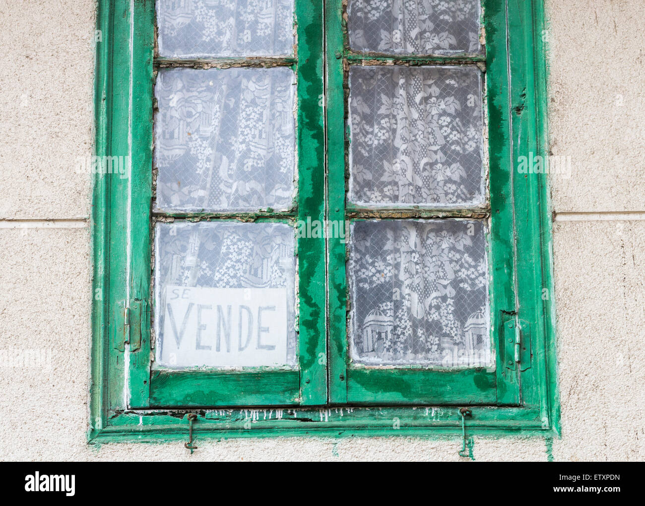 Se vende ( Spanish for sale) sign in house window in Spain Stock Photo ...