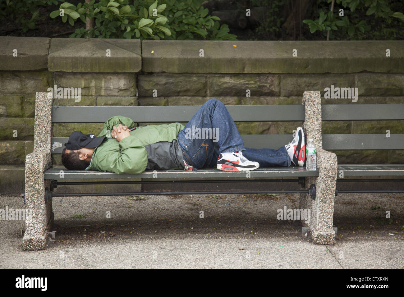 Sleeping on park bench hi-res stock photography and images - Alamy