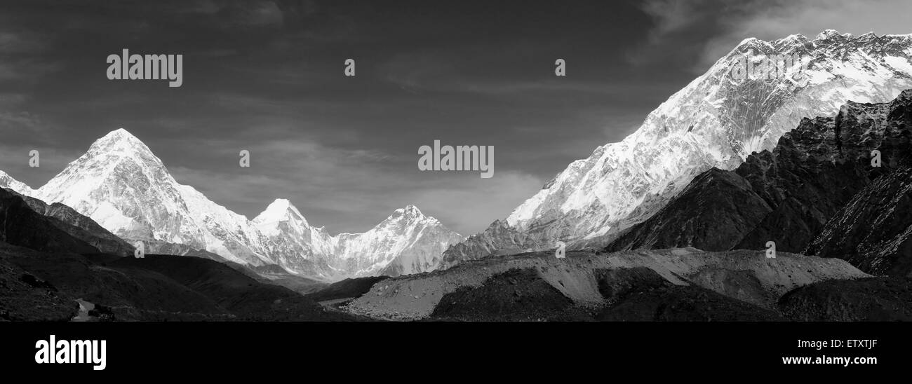 (left to Right) Pumo Ri, Lingtren, Khumbutse, Nuptse mountains, Everest ...