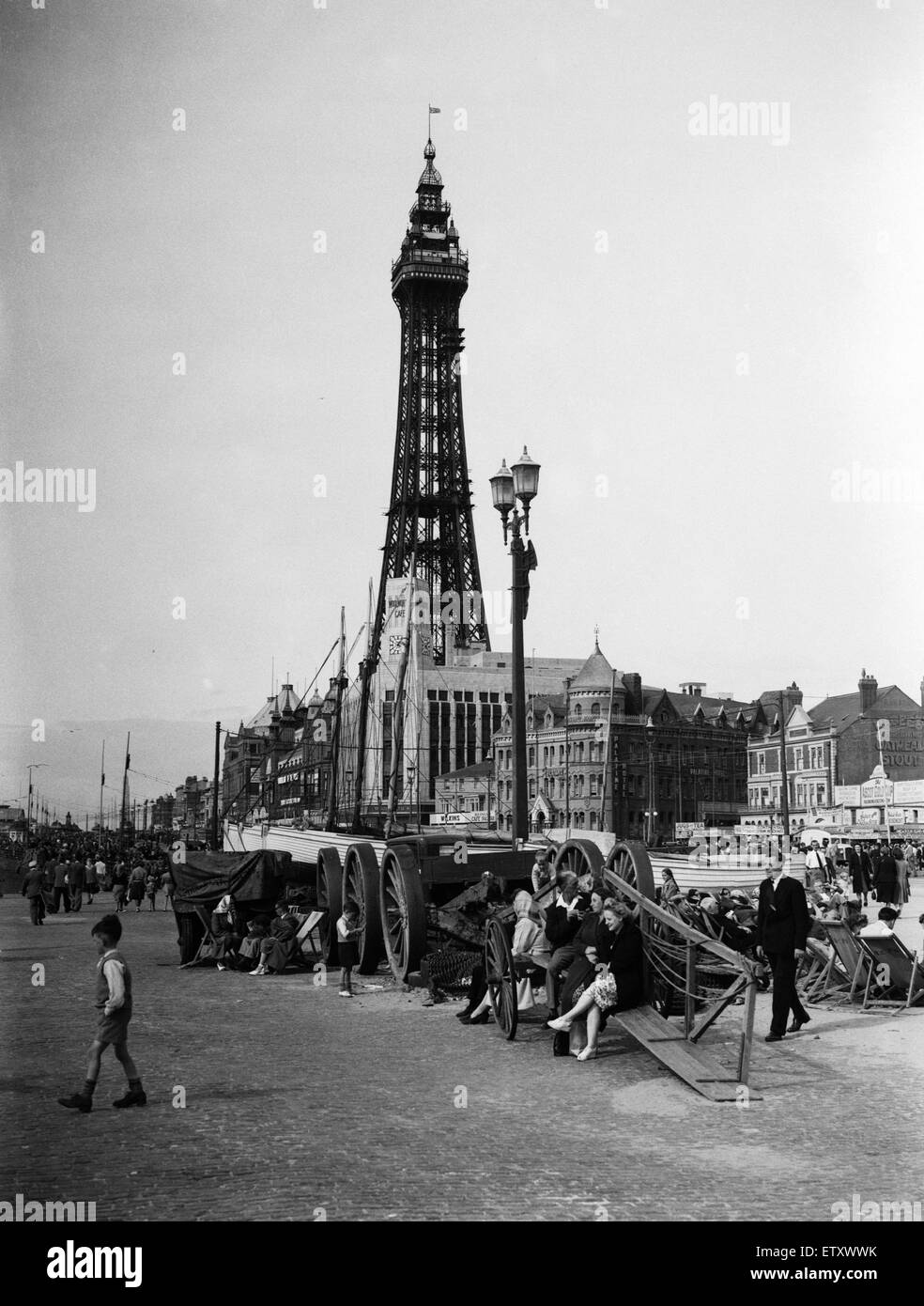 Resort scenes Black and White Stock Photos & Images - Alamy