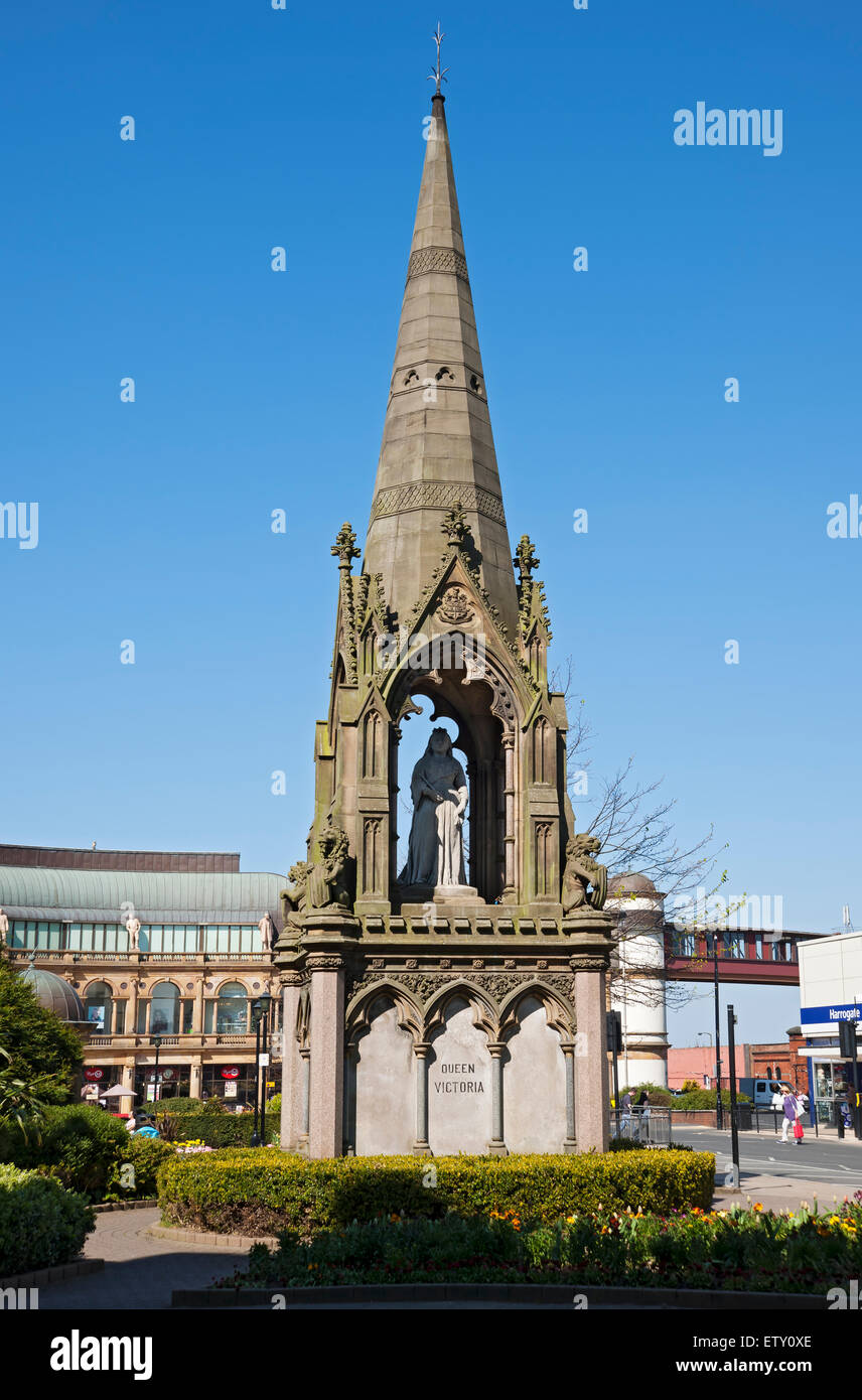 Close up of Queen Victoria statue Station Square Harrogate town centre ...