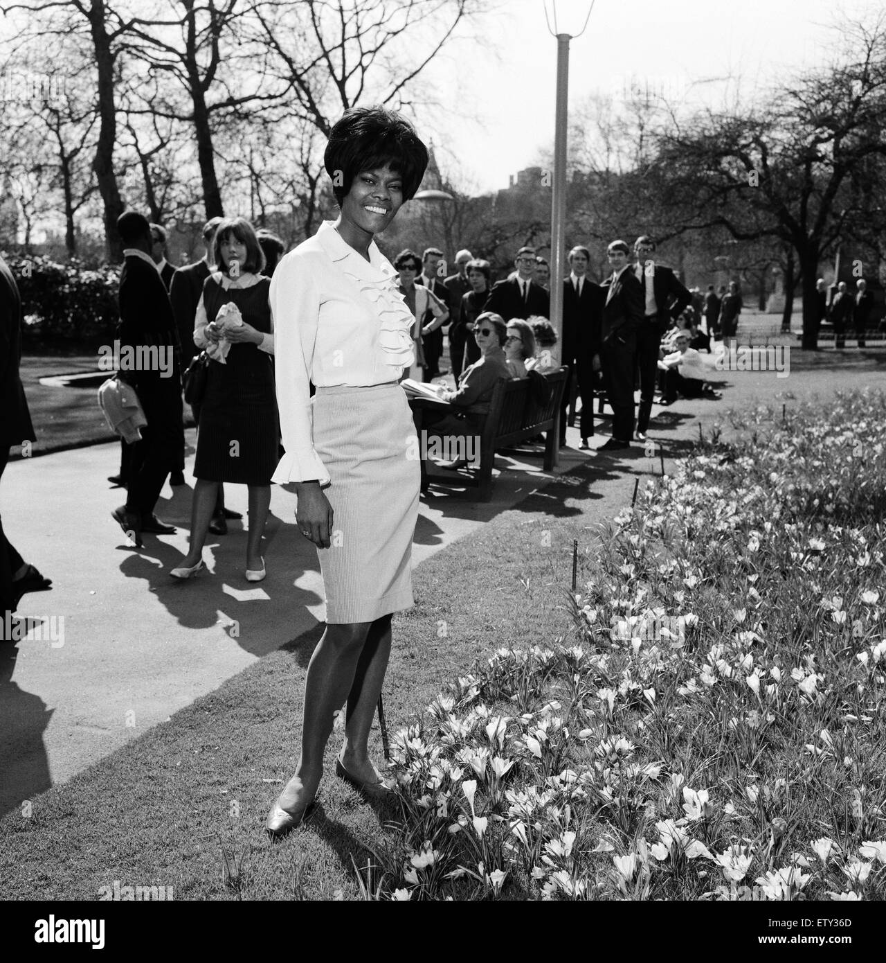 Dionne warwick 1960s Black and White Stock Photos & Images - Alamy