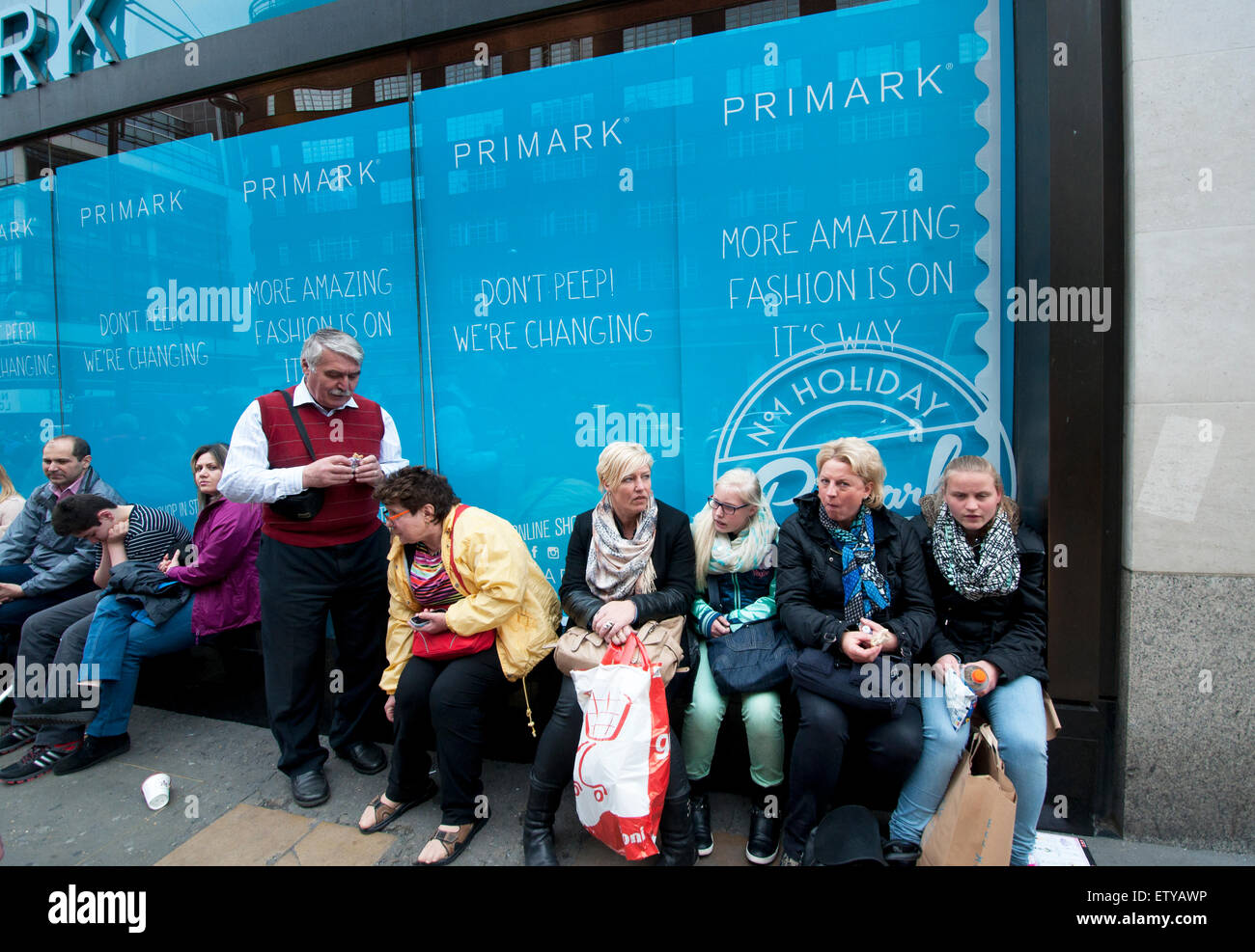 Shoppers outside primark oxford street hi-res stock photography and ...