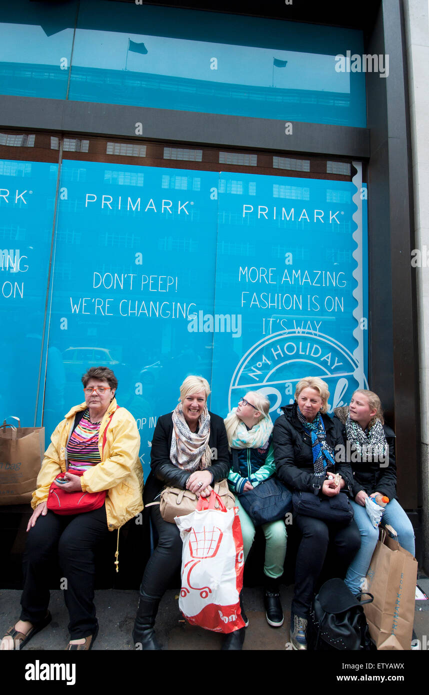 Shoppers outside primark oxford street hi-res stock photography and ...