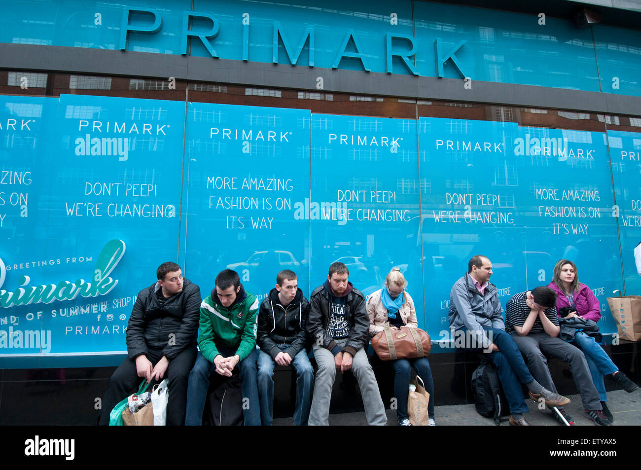 Shoppers outside primark oxford street hi-res stock photography and ...