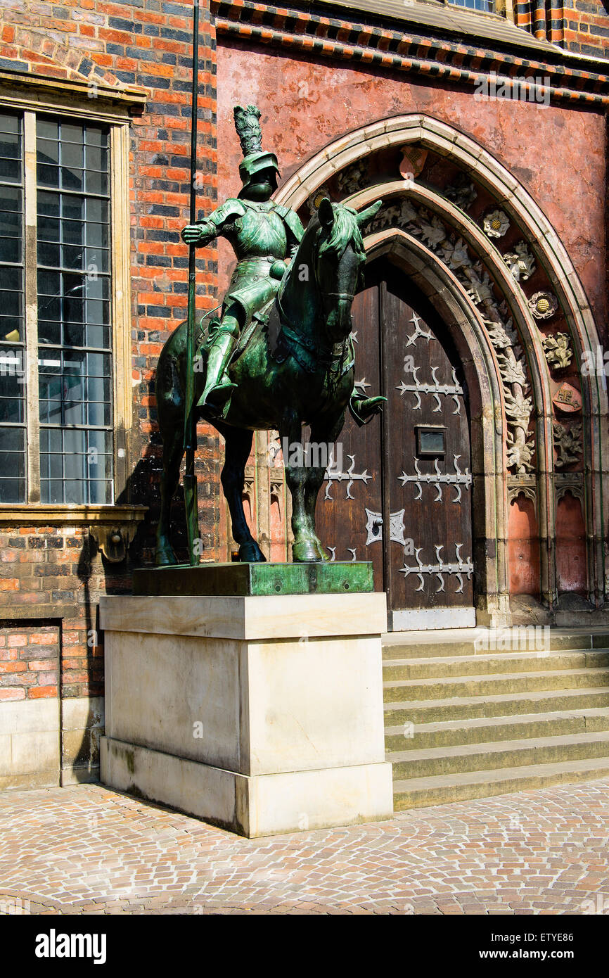 Knight statue hi-res stock photography and images - Alamy