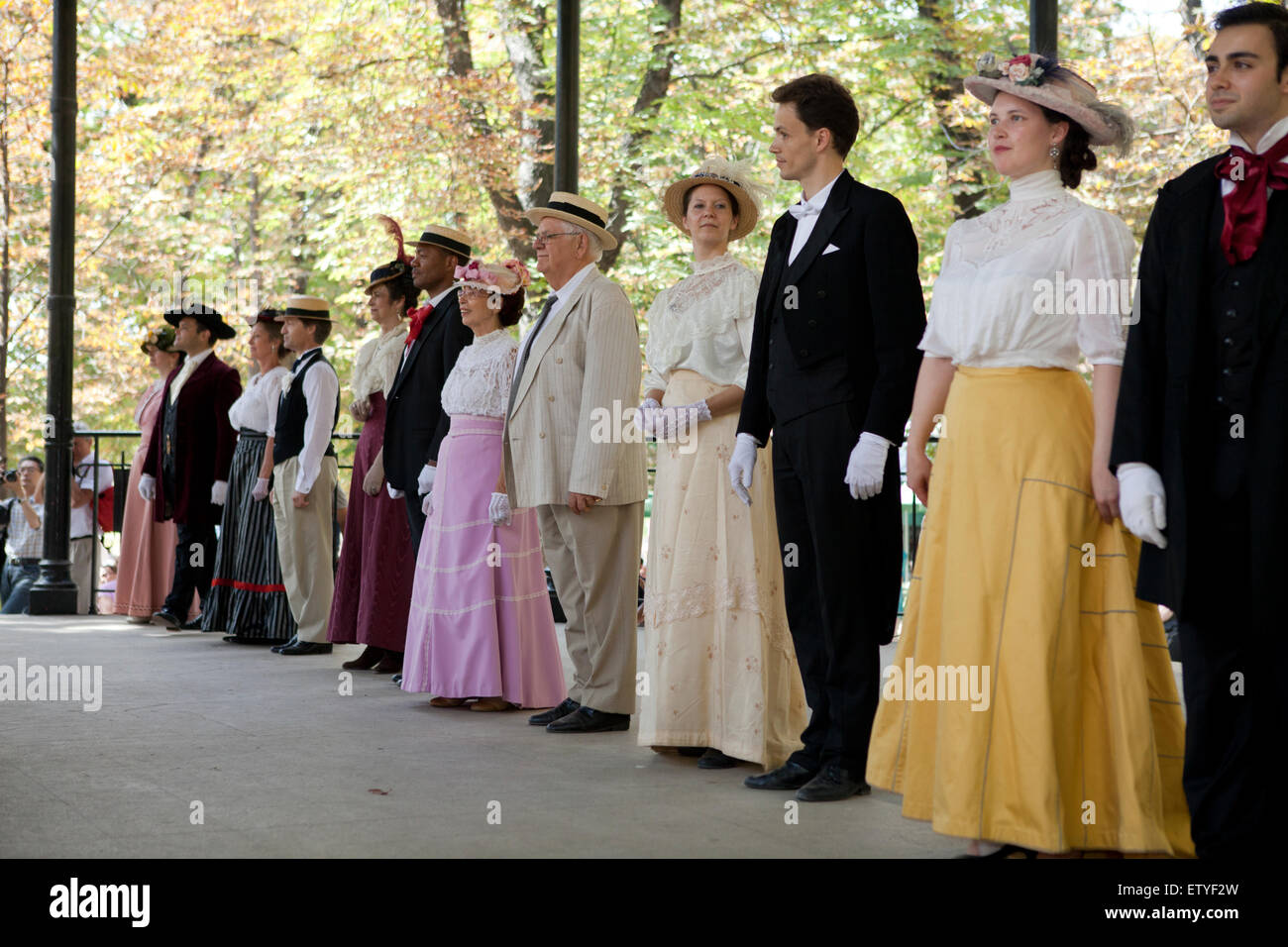 Old fashioned dance at the Jardins de Luxembourg in Paris. Afternoon ...