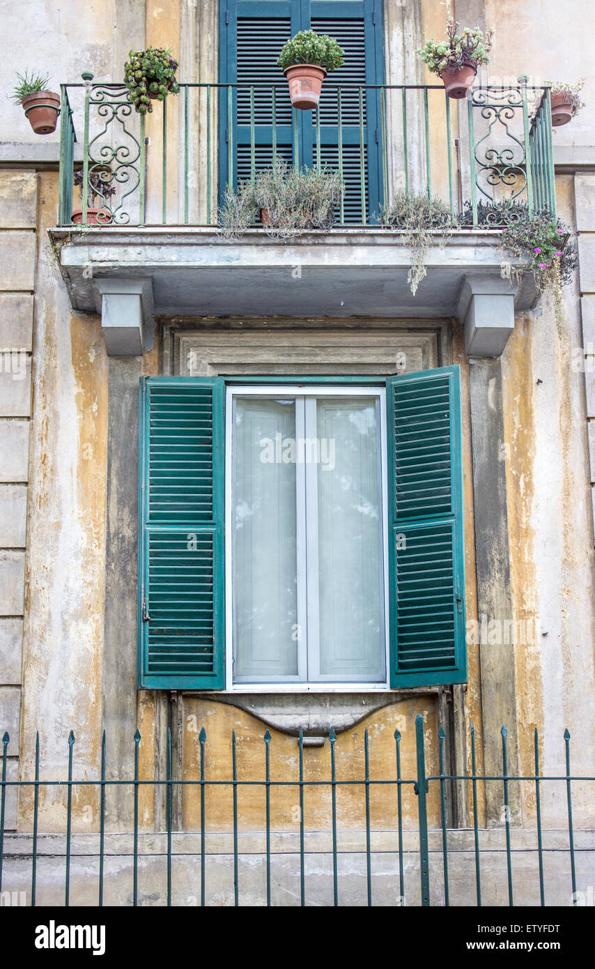 Windows in yellow boxes hi-res stock photography and images - Alamy