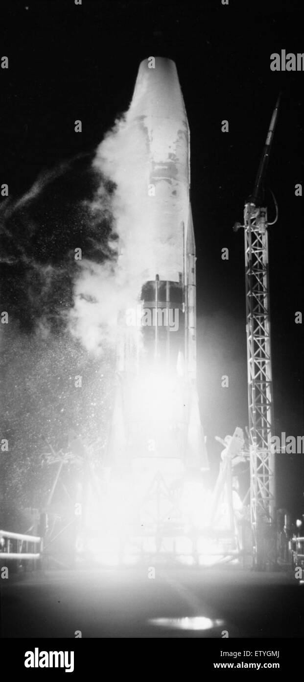 Launches lift off Black and White Stock Photos & Images - Alamy