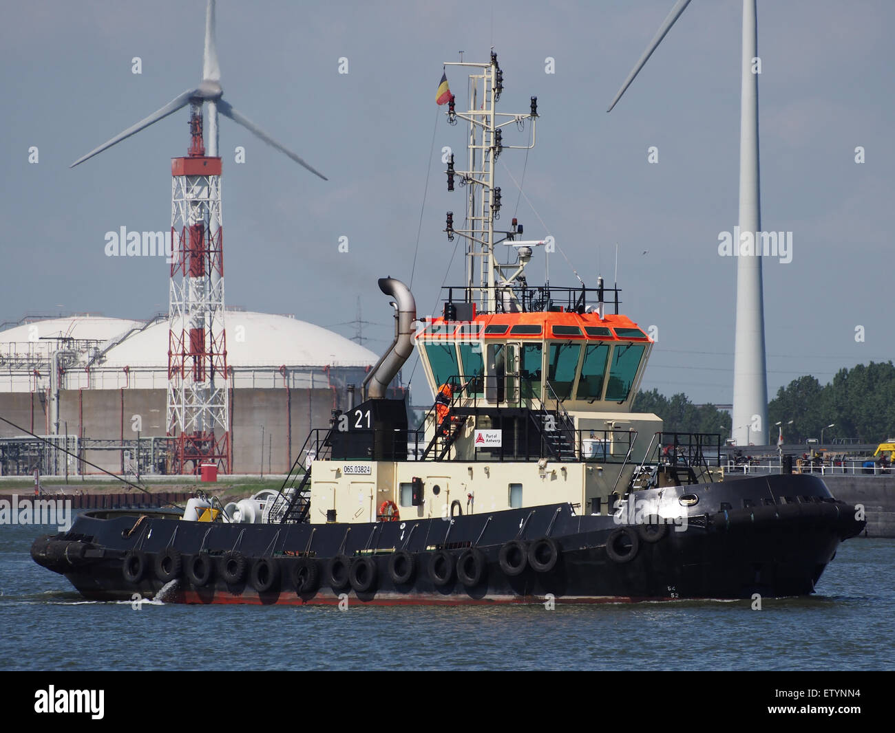 Container ship navigation harbor hi-res stock photography and images ...