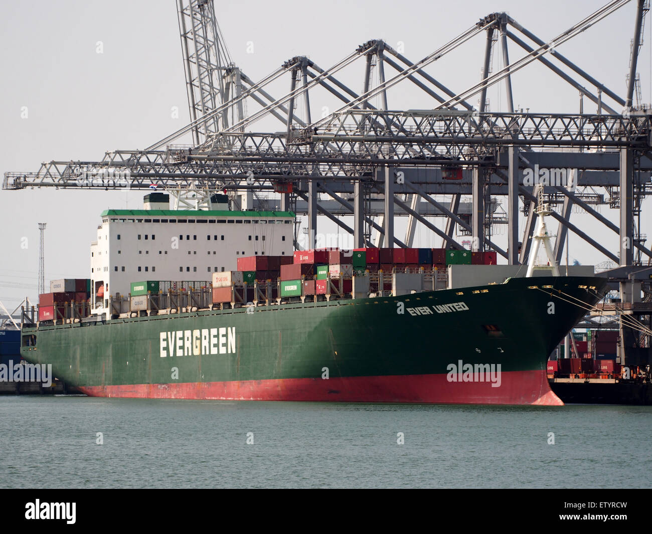 Tug alongside cargo vessel hi-res stock photography and images - Alamy