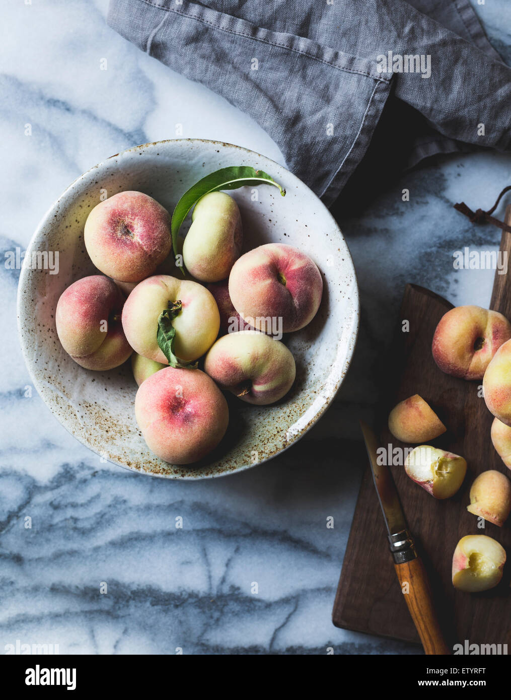 Peaches and chopping board Stock Photo - Alamy