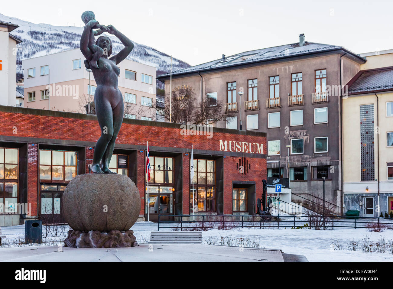 Statue mother child in centre hi-res stock photography and images - Alamy
