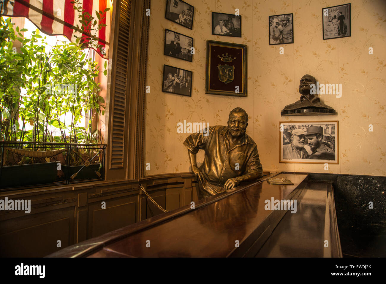 Ernest hemingway statue hi-res stock photography and images - Alamy
