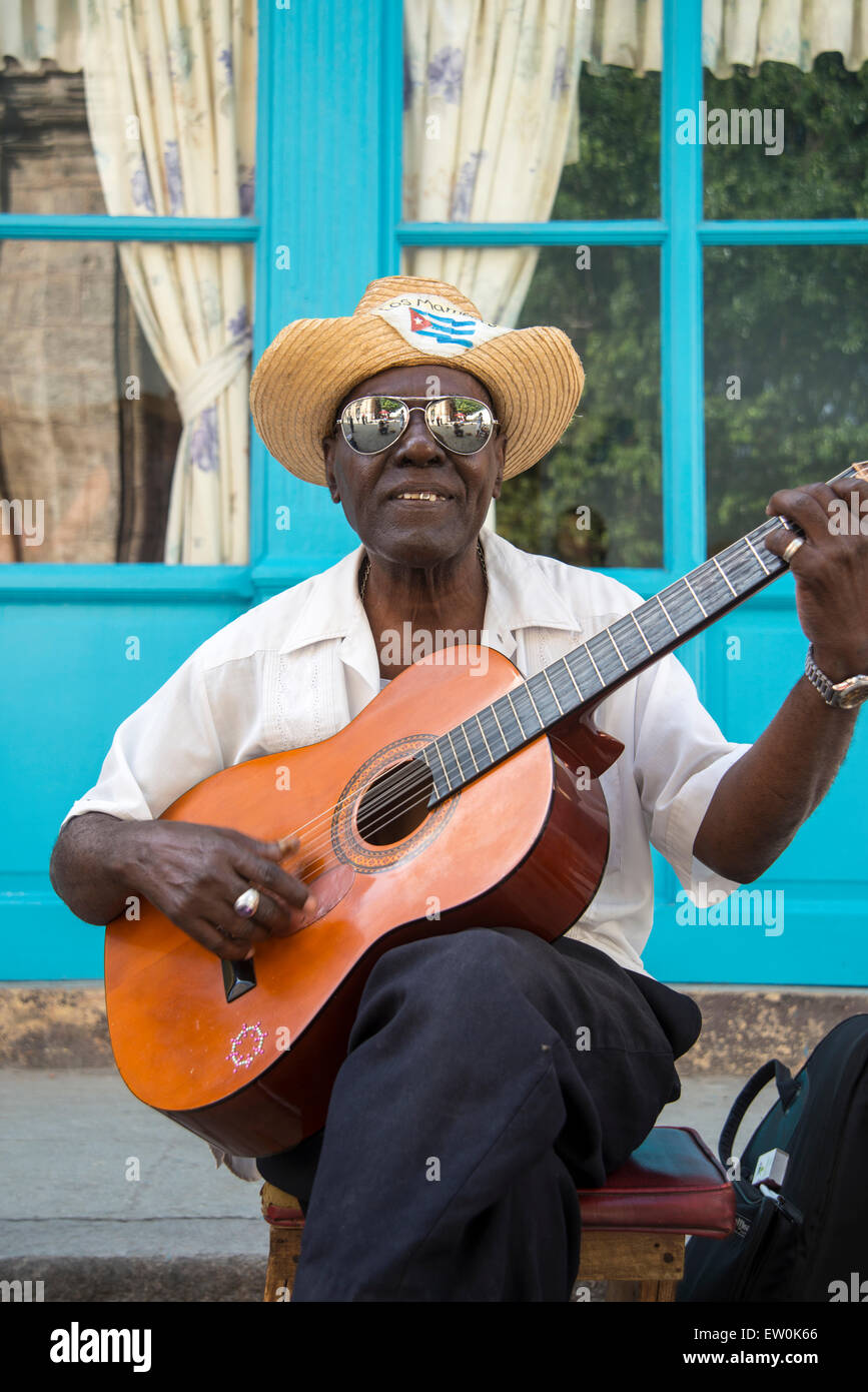 Cuban male singers hi-res stock photography and images - Alamy
