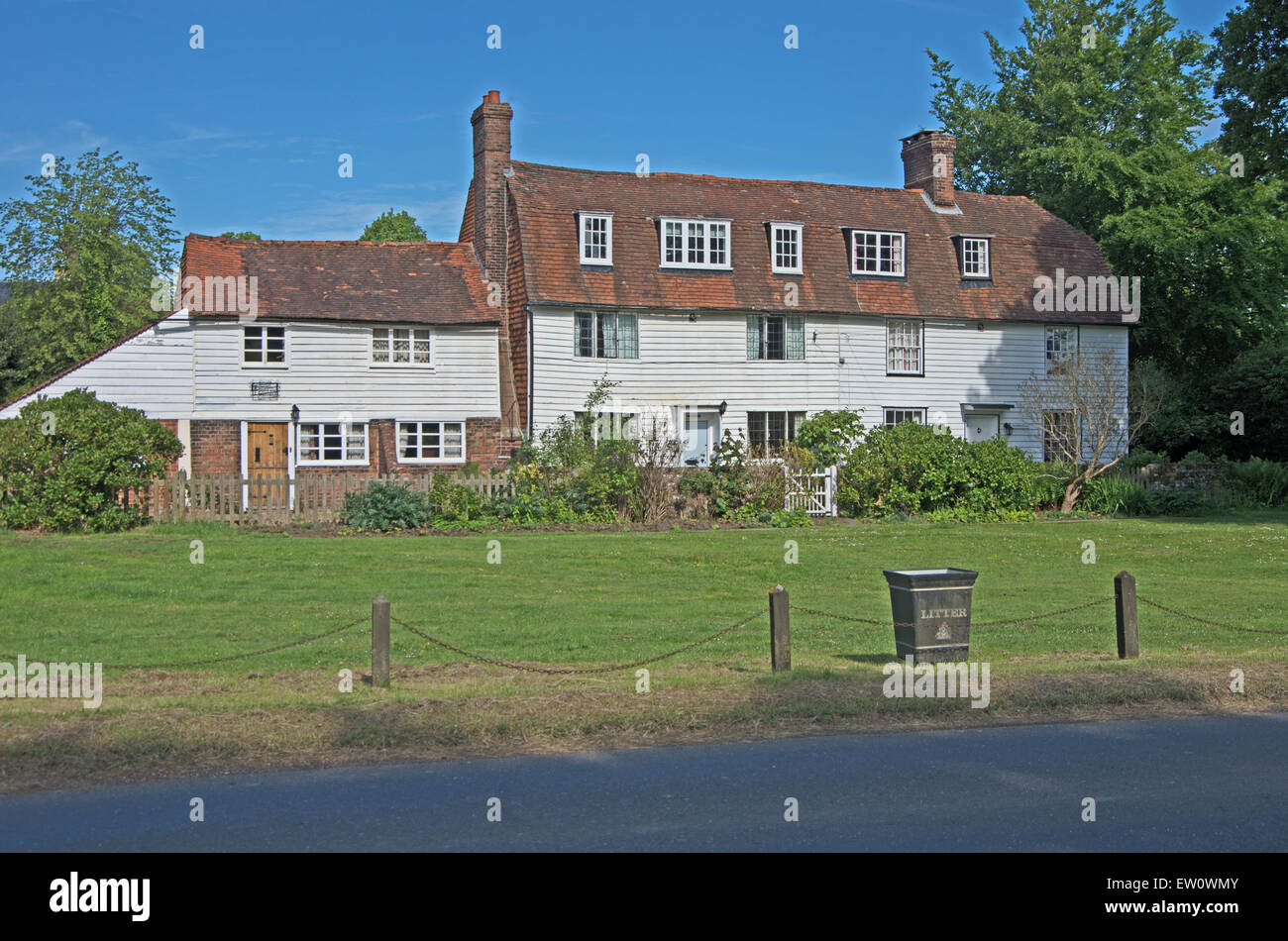 Matfield White Weather Board Cottage Kent England Stock Photo - Alamy