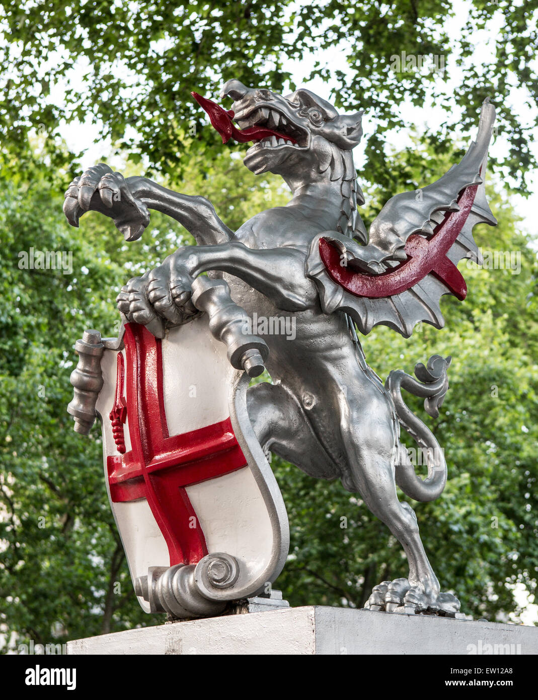 City of london dragon statue hi-res stock photography and images - Alamy